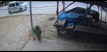 Toyota Land Cruiser bọc thép trúng rocket vẫn chạy tiếp, cứu sống thị ...